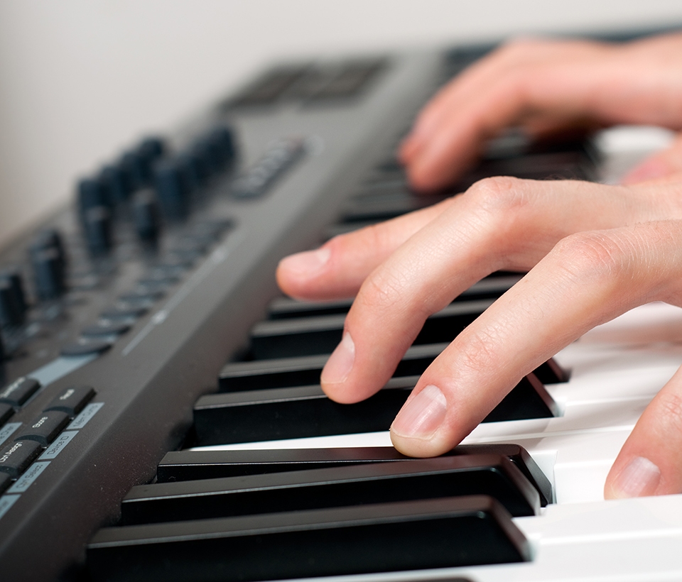 Lær at spille keyboard - Find musikundervisning - AOF
